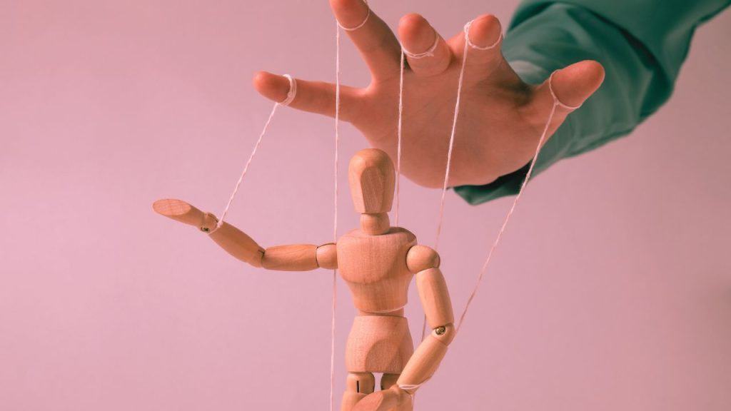 15 Tactics Master Manipulators Use + How You Can Stop Them
